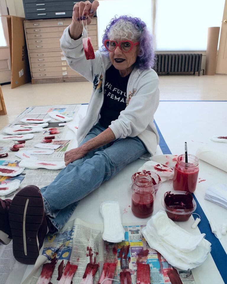 她與藝術｜只是辦了場《晚宴》竟引發轟動？看藝術家如何用餐盤、桌布來挑戰性別平權 - iLady 愛女也｜國際女性媒體 - 日日為妳添一點愛