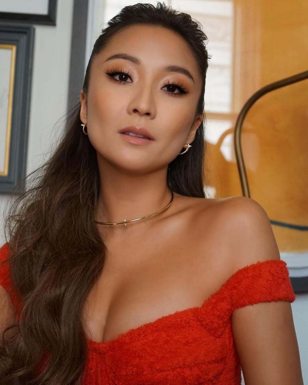 《Emily in Paris》韓裔演員 Ashley Park 15 歲罹癌、第四季開拍前一度命危，依舊用笑容改寫人生 - iLady 愛女也｜國際女性媒體 - 日日為妳添一點愛